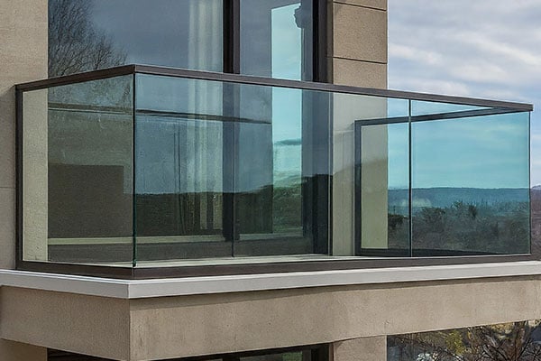 11 Breathtaking Glass Balcony Railing Ideas